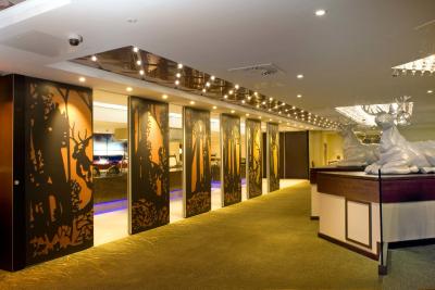 China Movable Partition Wall 68mm 89mm 105mm Sound Insulation Room Divider for Office Hotel for sale