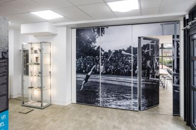 China AE Aluminum Commercial Partition Walls 68-105mm Thickness with 52-56dB Sound Reduction and Floor Rail-Free Design for sale