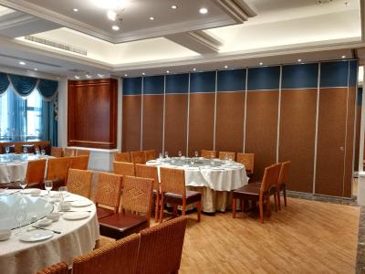 China AE65-AE100 Hotel Acoustic Folding Partition Walls 52-65dB STC 600-1250mm Width Range for sale