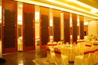 China Banquet Hall Movable Partition Walls 68mm 89mm 105mm Fireproof Soundproof Partitions for sale