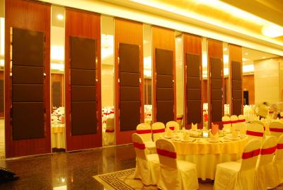 China Banquet Hall Movable Partition Walls 68mm 89mm 105mm Fireproof Soundproof Partitions for sale