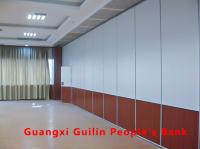 China Soundproof Movable Partition Wall 800N Sealing Power 40N/m Magnetic Attraction No Floor Rail Sliding Wall System for sale