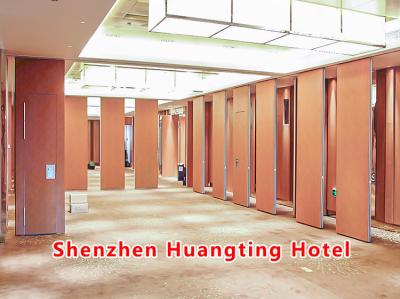China Customizable Collapsible Wall Room Divider with 68-105mm MDF Panels and Aluminum Frame for Soundproof Spaces for sale