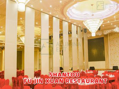 China Soundproof Sliding Movable Partition Wall 68mm Thickness 800N Sealing Power 40N/m Magnetic Attraction for sale