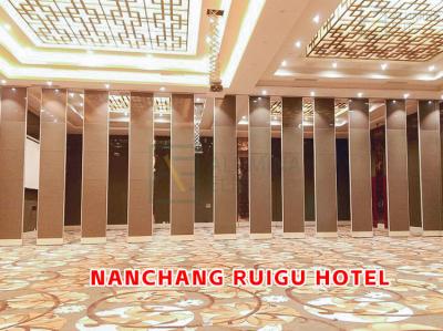China Wooden Acoustic Partition Wall 68-105mm Thickness 304 Stainless Steel Roller Up to 18M Height for sale