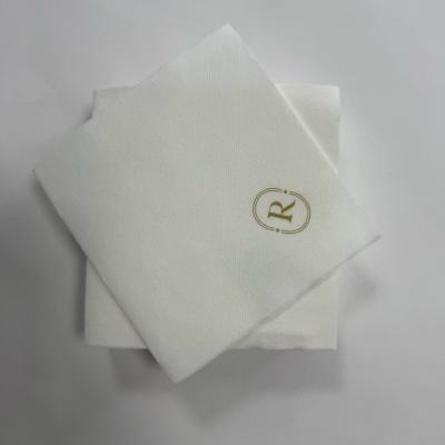 China 23*23 Premium White Airlaid Napkins & Cutlery Bags Soft Absorbent Dust Free For Events for sale