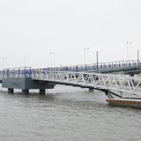 China 300 Kgs/Sqm Marine Aluminum Gangways Durable Jetty HDPE Modular Pontoon for sale