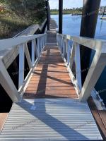 China Heavy-Duty Marine-Grade Aluminum Gangway With Anti-Slip Walkway And 400kgs/sqm Loading Capacity For Floating Docks for sale