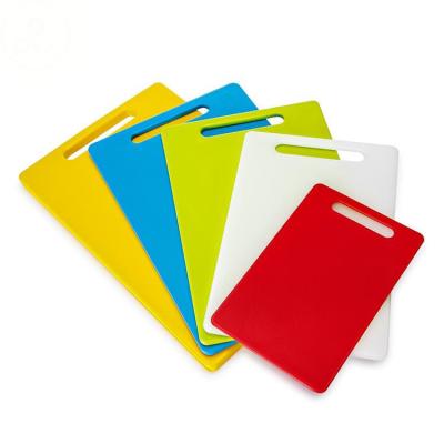 China Multi color Rectangle HDPE Kitchen Chopping Block Plastic Cutting Board With Handle for sale