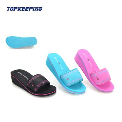 China EVA Pink Slide Sandal Blue Woman Cute Beach Slipper for sale
