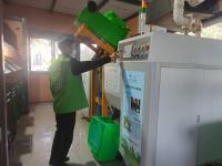 China Fully Automatic Food Waste Recycling Composting Feed Machine 300kg Per Day for sale