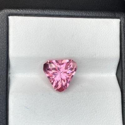 China Al2O3 Trigonal Pink Sapphire Gem with Oval Cut for Rings - 9 Mohs Hardness, 2040°C Melting Point for sale