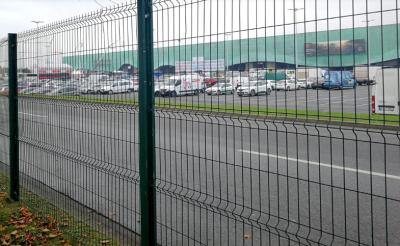 China 4mm 3D Curved Wire Mesh Fence with I Type Post for Security and Aesthetic Appeal for sale