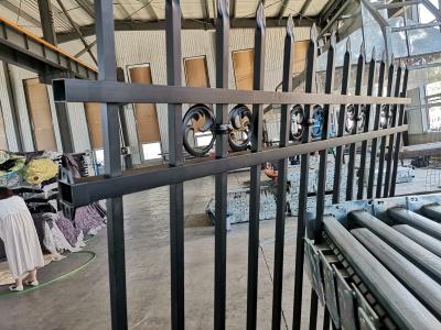 China Customized Black Aluminum Fence Panel 4 Ft Garden Picket Fence 1.5m-3m Length for sale