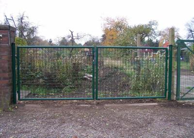 China PVC Coated Welded Wire Mesh Double Garden Fence Gate 50x200mm Opening 4mm Wire for sale