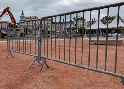 China Galvanized Steel Pedestrian Barricade 2.1m x 1.1m Crowd Control Fencing for sale