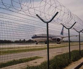 China Powder Coated Airport Security Fencing 50x200mm Mesh Y Type Post 2.4m Height for sale