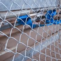 China Hot Dip Galvanized Diamond Chain Link Fence Cyclone Wire Mesh for sale