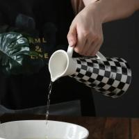 China Kitchen Ceramic Oil Bottle Creative Pattern Sauce Vinegar Storage Bottle Japanese-style Sake Bottle for sale