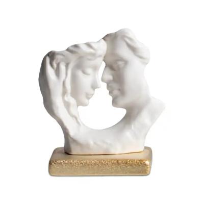 China Custom Ceramic Abstract Couple Statue 11cm Home Decor Wedding Gift White Figurine for sale