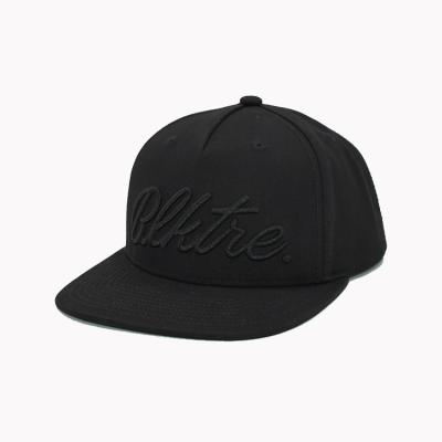 China Black Plastic Snap Buckle Flat Brim Snapback Hats One Size Fits All Structured Crown for sale