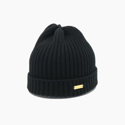 China Custom 100% Acrylic Knit Beanie Hats 58cm Winter Caps with Metal Plate Logo for sale