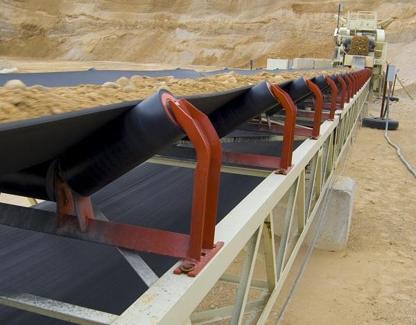 Self-aligning idler installed on a long mining conveyor for belt training