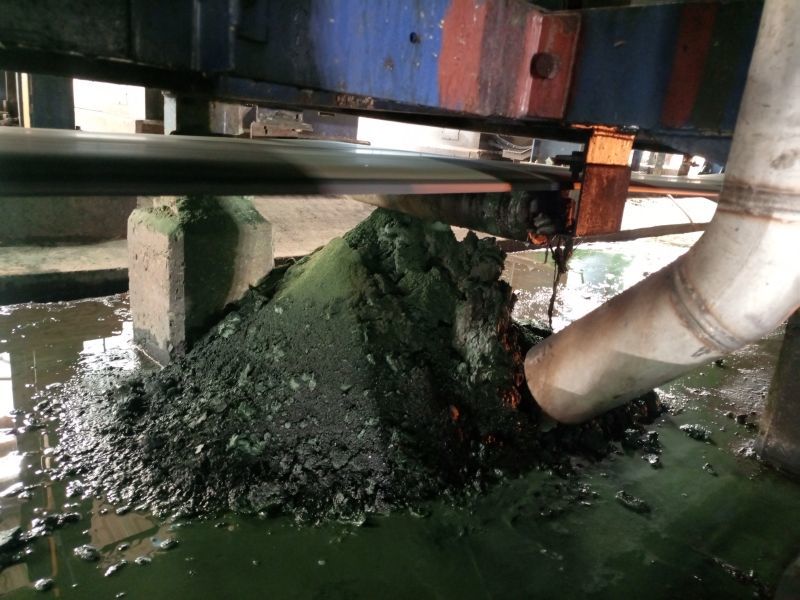 Conveyor belt mistracking caused by seized idler