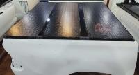 China Aluminium Alloy Tri-Fold Tonneau Cover for Toyota Hilux Revo Vigo - 20 Sets MOQ with 1-Year Warranty for sale