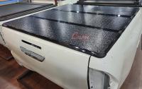 China Aluminium Alloy Tri-Fold Tonneau Cover for Toyota Hilux Revo Vigo - 20 Sets MOQ with 1-Year Warranty for sale