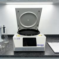 China Versatile Refrigerated Benchtop Centrifuge 20000rpm Cold Centrifuge Machine 4x250ml Rotor -20°C for sale
