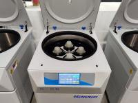 China 5330xg Floor Standing Refrigerated Centrifuge 4x1000ml Serum Separation Centrifuge 5500rpm 5-5R for sale