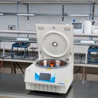 China 4000rpm Benchtop Centrifuge 3437xg RCF Centrifuge Machine Hybrid Rotor Touchscreen Control for sale