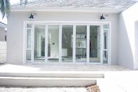 China Powder Coating Frame Finishing Glass Folding Door for High Energy Efficiency and Modern Design for sale