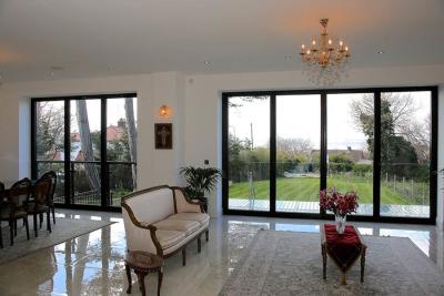 China Customize Durable Aluminium Sliding Glass Doors PVDF Coating for sale