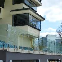 China Outdoor Stainless Steel Frameless Aluminum Handrail With Glass for sale