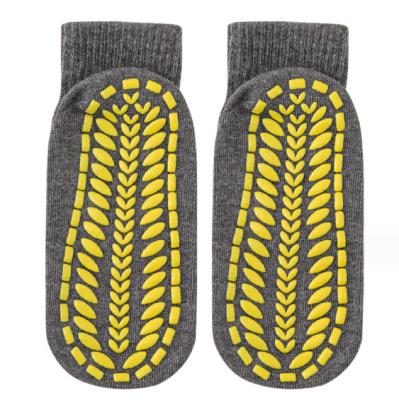 China Custom Logo Kids Cotton Anti Slip Trampoline Grip Socks 500 Pairs MOQ for sale