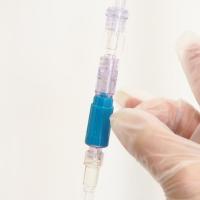 China Single-use Blue and Yellow Closed Male Luer for sale