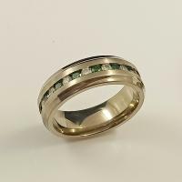 China Fashion Jewelry Titanium Jewelry Piercing Pure Titanium Green Diamond CZ Inlay Wedding Ring for Men Tr1941 for sale