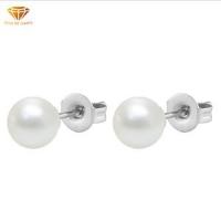 China Fashion Jewelry Titanium Steel Natural Pearl Earrings Stainless Steel Round Pearl Earrings for Women Er3915 for sale