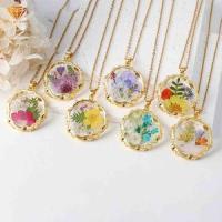 China Vintage Flower Necklace Eternal Flower Pendant Real Flower Jewelry Transparent Resin Crafts Popular Items in Europe and America Nk5118 for sale