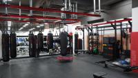 China Commercial Gym Heavy Bag Mounting Bracket Movable Top Mounted Rail Punch Bag Rack for sale