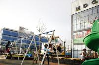China Q235B Prefab Steel Commercial Building with 50+ Meter Clear Span and Hot-Dip Galvanized Finish for sale
