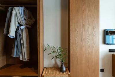 China Japanese Minimalist Hotel Style Bedroom Furniture Modern Hotel Room Set Custom Dimensions for sale