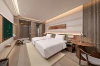 China Modern Hotel Guest Room Furniture Natural Wood Hotel Bedroom Set Custom Sizes for sale