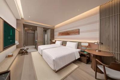 China Modern Hotel Guest Room Furniture Natural Wood Hotel Bedroom Set Custom Sizes for sale