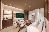China Modern Hotel Guest Room Furniture Natural Wood Hotel Bedroom Set Custom Sizes for sale