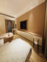 China Beige Wood Hotel Furniture Set Contemporary Hotel Bedroom Furniture Set Minimalist for sale