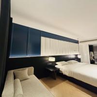 China Black Contemporary Hotel Furniture Custom Wooden Hotel Furniture Dark Tone for sale