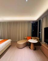 China Warm Neutral Hotel Guest Room Furniture Modern Custom Hotel Room Furniture Custom Sizes for sale